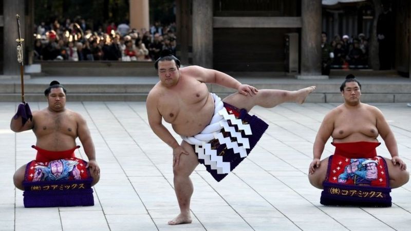 Walikota protes larangan perempuan masuk arena sumo - BBC News Indonesia