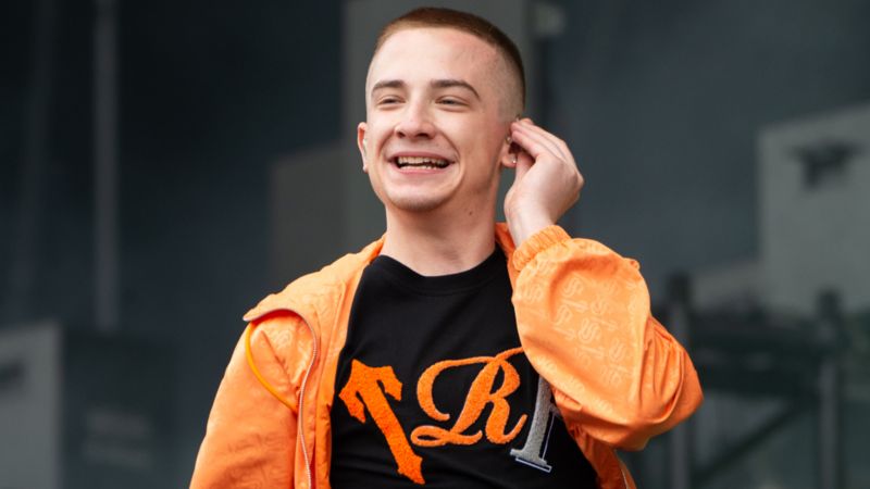 ArrDee: Alcohol adverts featuring rapper banned by watchdog - BBC News