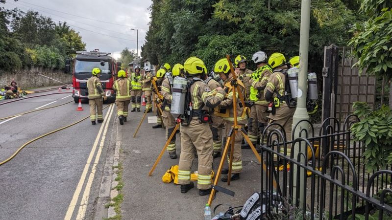 Thames Valley fire crews tackle significant thatch fire - BBC News