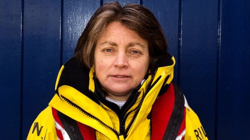 Walton and Frinton RNLI: Three more lifeboat volunteers quit - BBC News