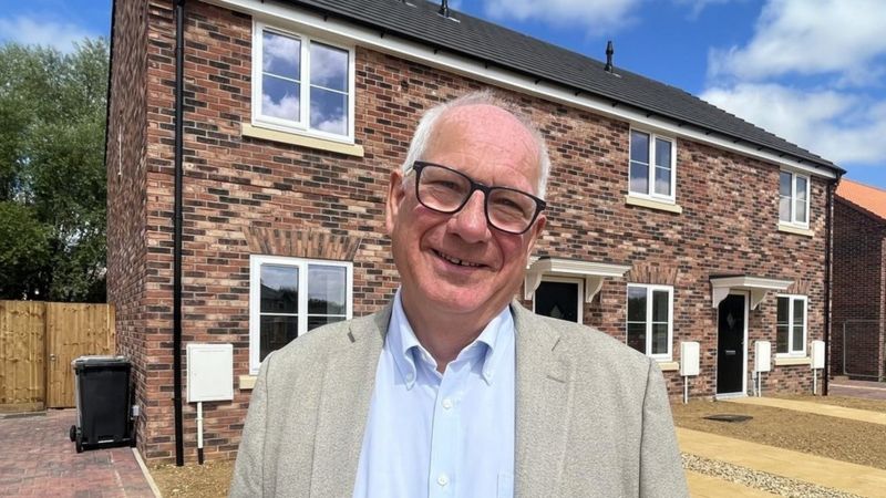 Lincolnshire council leader defends new homes for refugees - BBC News