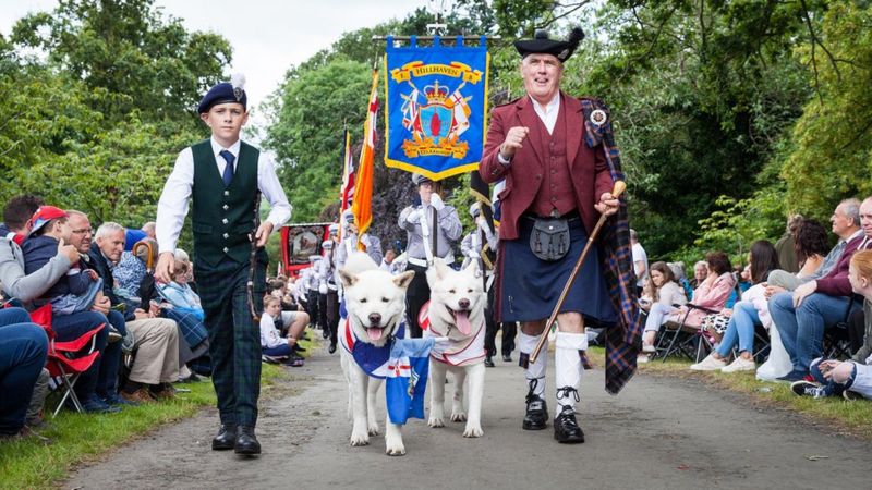 Sham Fight draws thousands to Scarva parade - BBC News