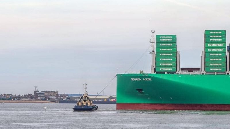 World's largest container ship arrives at Felixstowe - BBC News