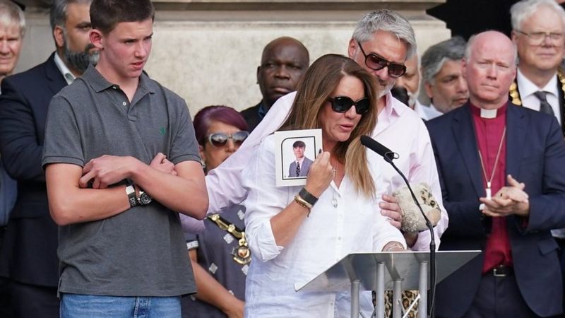 In pictures: City unites in grief at Nottingham attacks vigil - BBC News