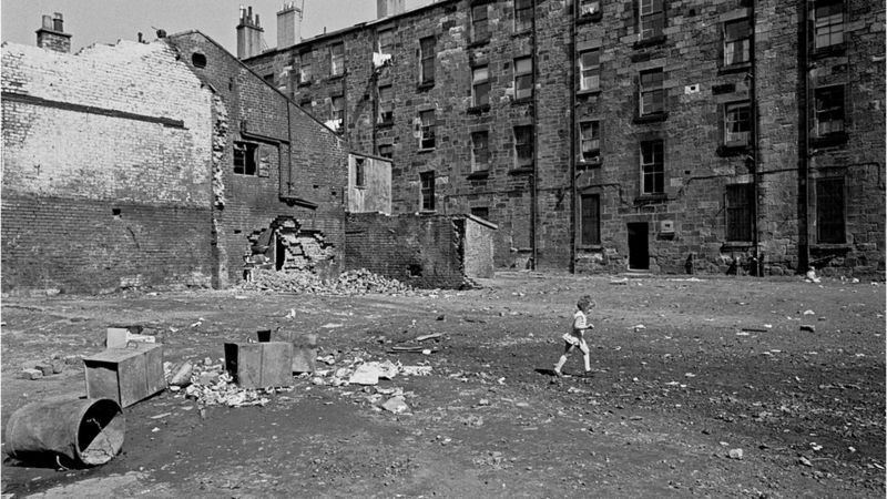 Do you know the people in these pictures of tenement life? - BBC News