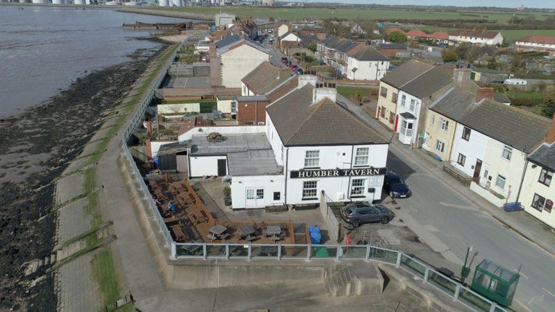Hull flood defence wall costing £42m officially opened - BBC News