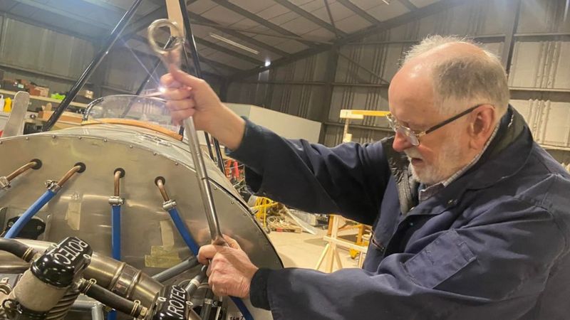 The men who spent 20 years building a fighter plane - BBC News