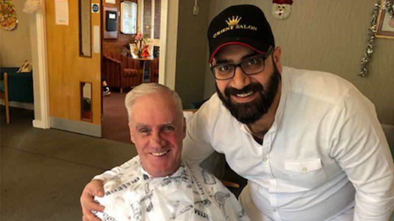 Refugee barber repays kindness with free haircuts - BBC News