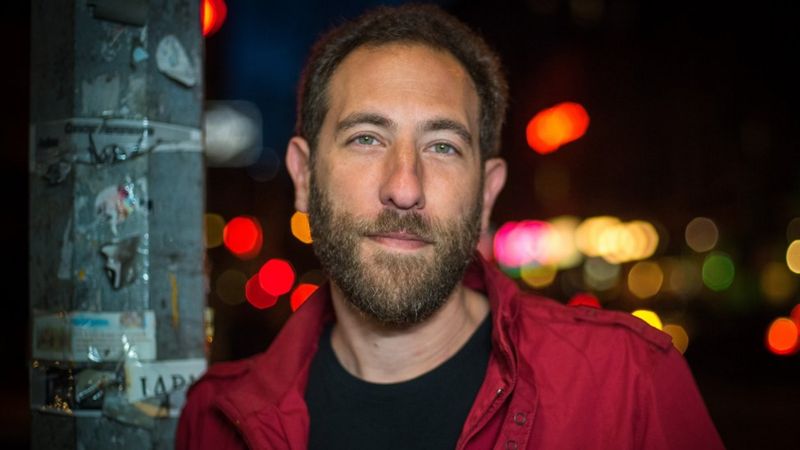 Ari Shaffir: Why I ditched my smartphone - BBC News