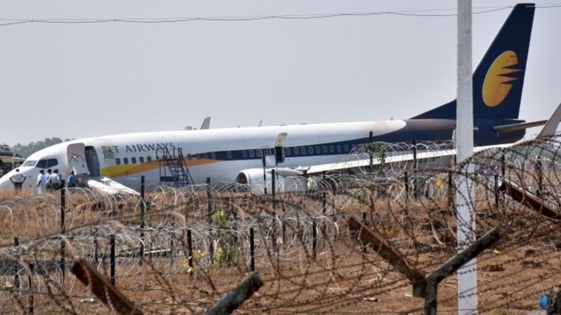 Jet Airways grounds pilots after 'cockpit fight' - BBC News