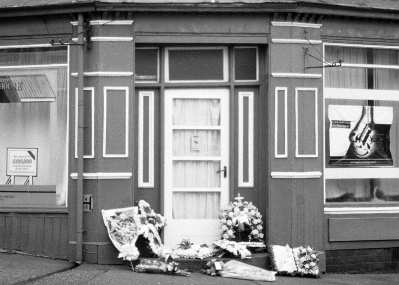 What is it like to live near the scene of an unsolved murder? - BBC News