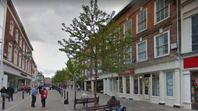Scheme starts to make Worcester's shops more attractive - BBC News