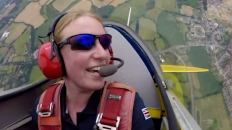 Pilot who taught Carol Vorderman loop-the-loop dies in crash - BBC News