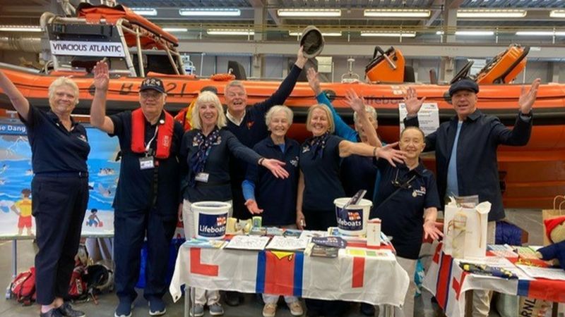 RNLI's 200th anniversary celebrated at East Cowes weekend events - BBC News