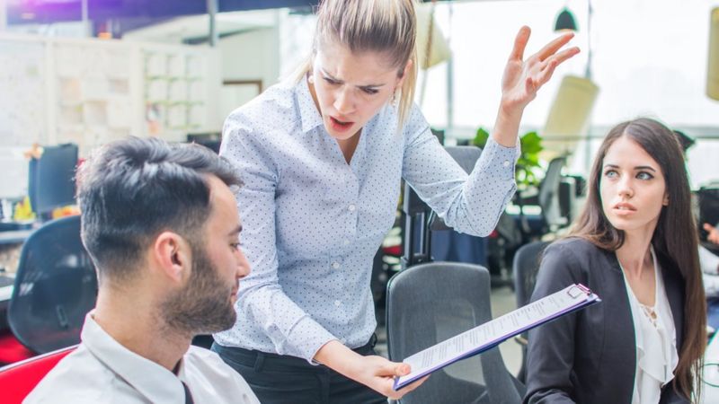 Ohio dad makes girl walk miles to school for bullying on bus - BBC News