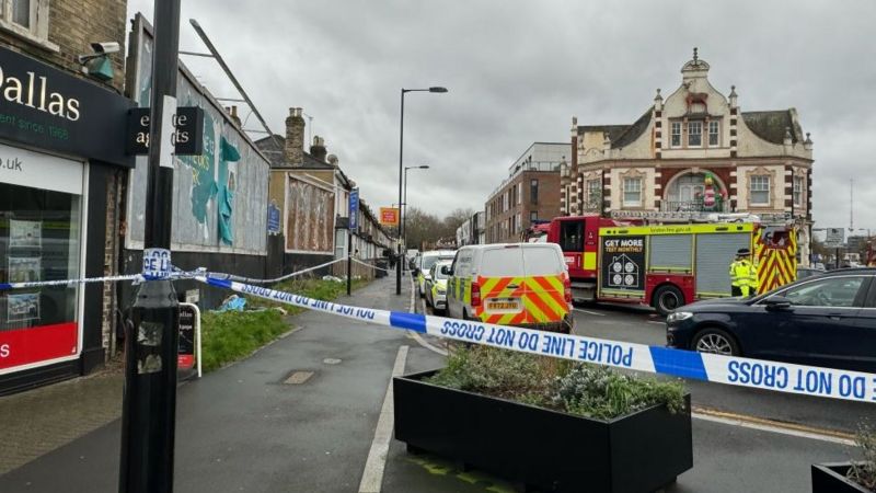 Croydon house fire: Three men dead and one in critical condition - BBC News