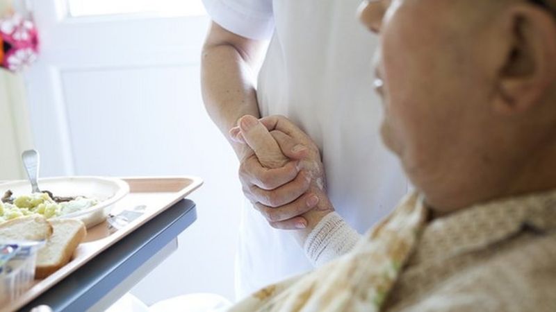 End of life care: How to talk about dying to someone who is dying - BBC ...