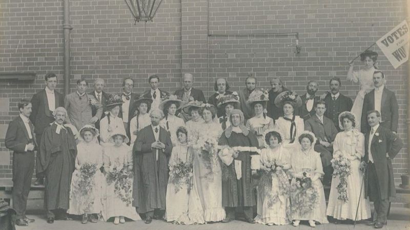 Old photograph album reveals 'remarkable era' in Goole's history - BBC News