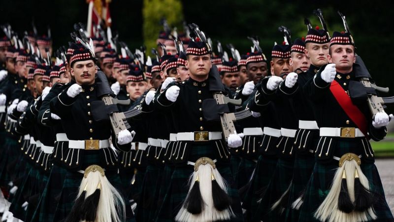 Pictures of Queen Elizabeth II's journey from Balmoral to Edinburgh ...