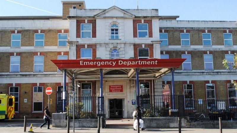 Clapham stabbing: Murder probe after man dies - BBC News