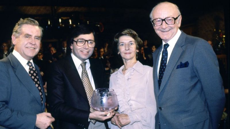 Mastermind: The man behind 50 years of glass trophies - BBC News