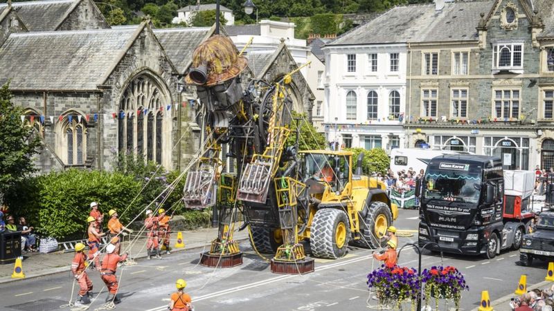Giant miner puppet walks through Cornwall - BBC News