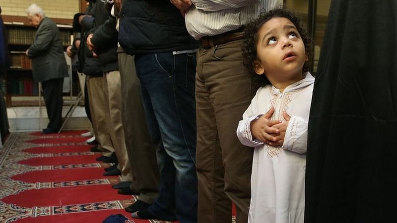 Obama condemns anti-Muslim rhetoric in first US mosque visit - BBC News