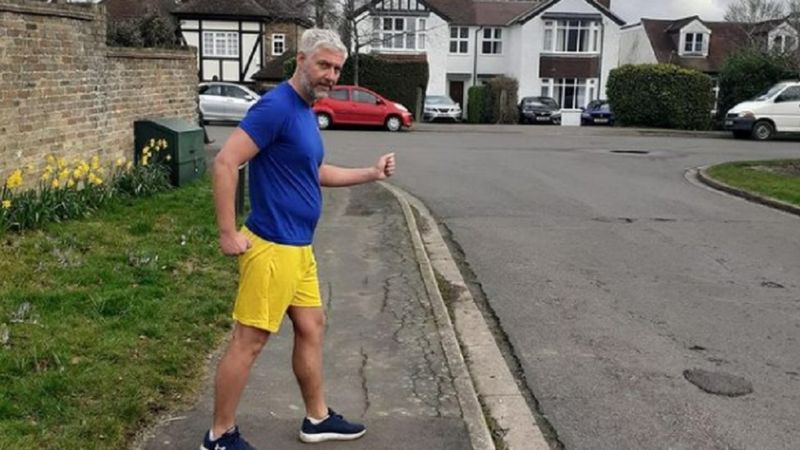 Meet the man walking the London marathon backwards - BBC Newsround