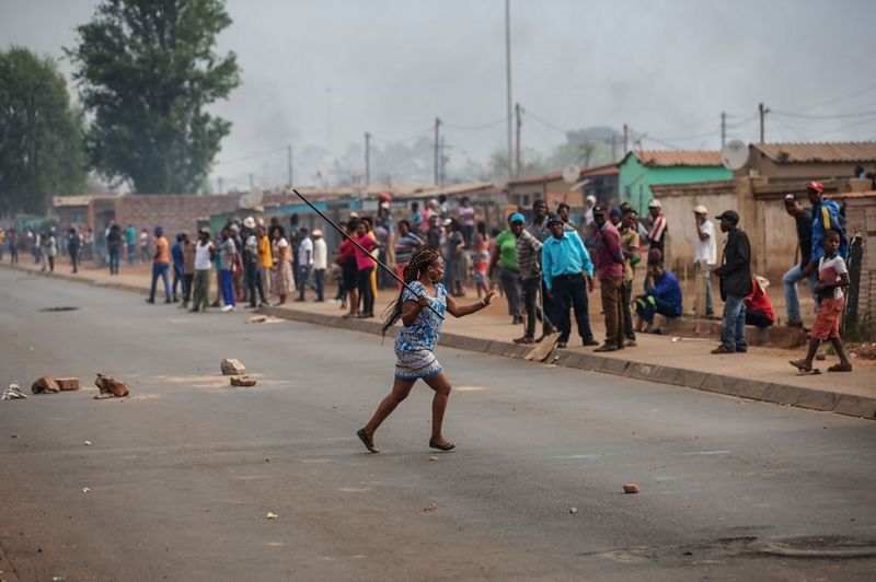 South Africa: Nigeria to repatriate 600 citizens amid violence - BBC News