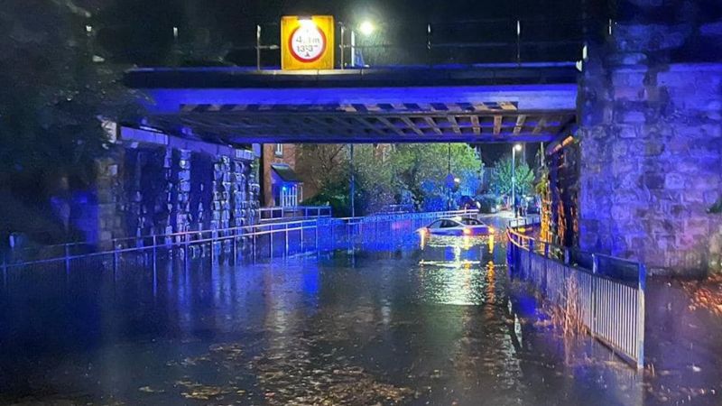 Ashby de la Zouch: Car half-submerged in floodwater under bridge - BBC News