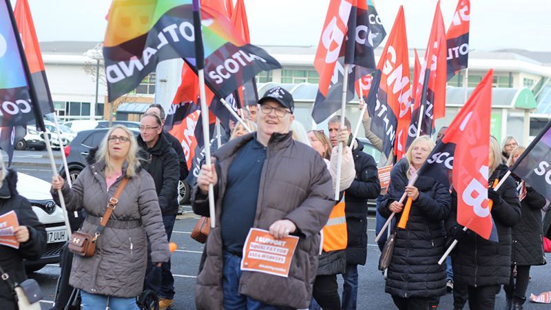 Asda staff rally in Glasgow for equal pay for retail workers - BBC News