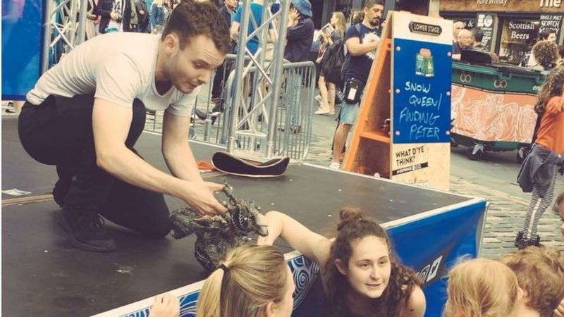 Drag queen or delivery driver: What's your 'side hustle'? - BBC News