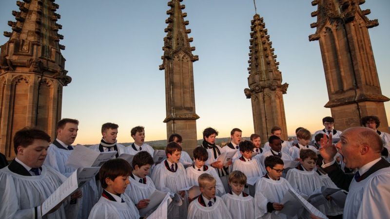 Thousands in Oxford for May morning celebrations - BBC News