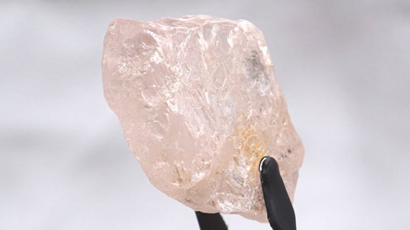 Lulo Rose: Largest pink diamond in 300 years found in Angola - BBC News