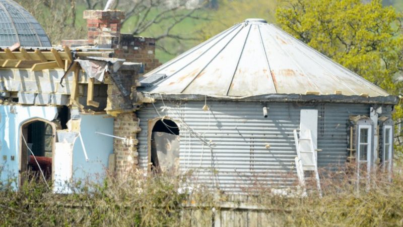 Demolition of Surrey 'hidden castle' almost complete - BBC News