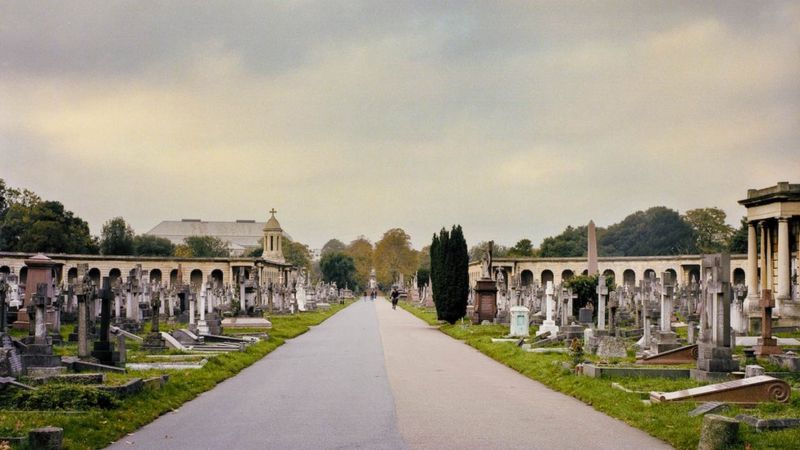 Lottery grants for 'magnificent' London cemeteries - BBC News