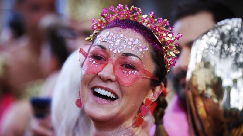 Sydney Mardi Gras: Parade pays tribute to killed gay couple - BBC News