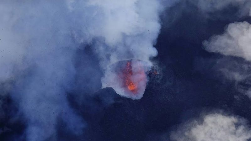 Vanuatu volcano eruption sparks Ambae island evacuation - BBC News