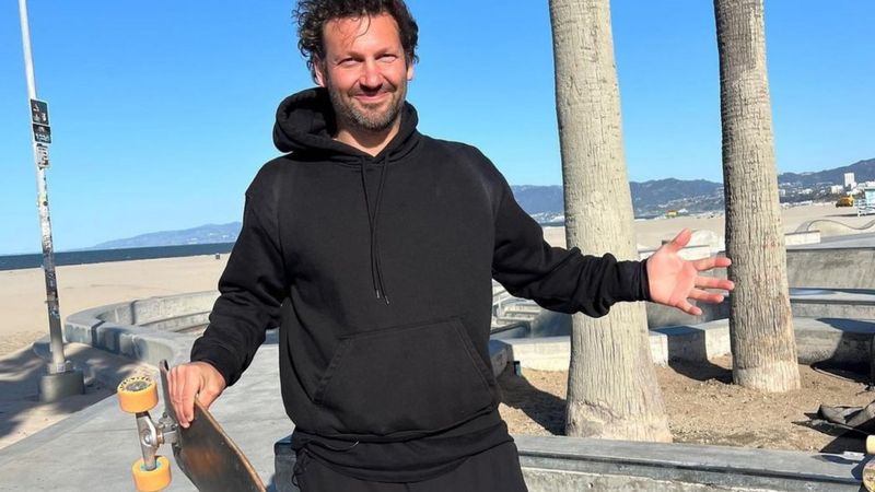The skateboarder skating thousands of miles across the US - BBC Newsround
