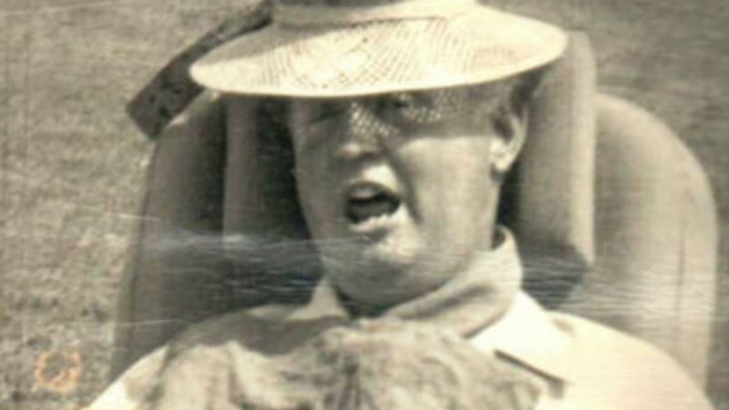 Blue plaque marks life of Robin Cavendish MBE - BBC News