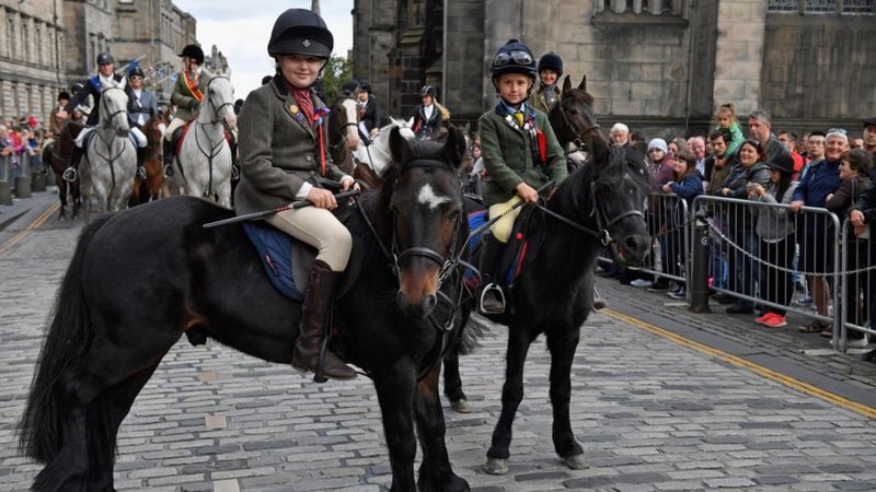 Riding of the Marches: Hundreds of horses take to Edinburgh streets ...