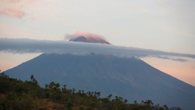 Vanuatu volcano eruption sparks Ambae island evacuation - BBC News