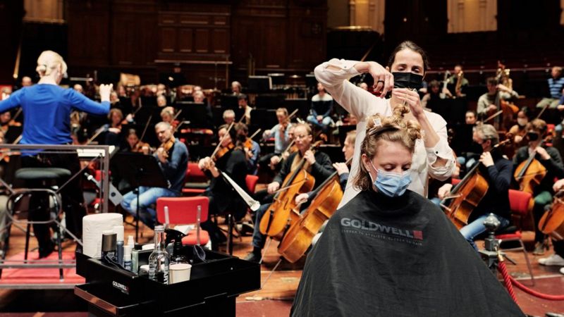 Dutch Covid rules: Museums and orchestras stage haircut protest - BBC News