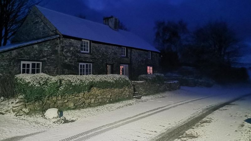 UK weather: Cold blast brings snow to many parts of UK - BBC News