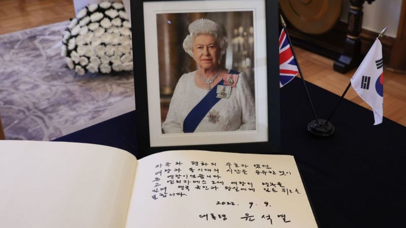 In pictures: Sydney darkens opera house as world mourns Queen's death ...