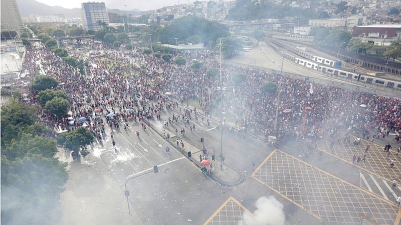 Rio de Janeiro football victory parade end in clashes with police - BBC ...