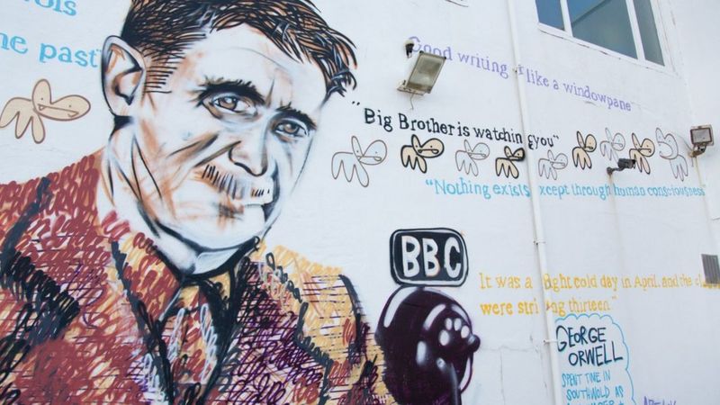 George Orwell's Southwold home gets fresh plaque - BBC News