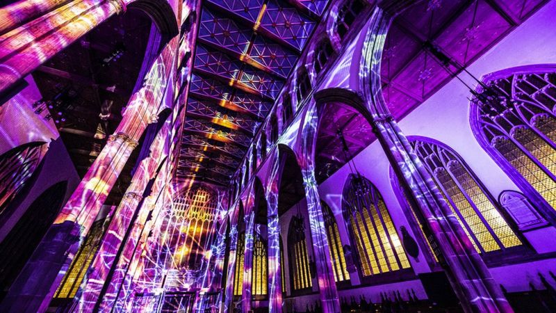 Hull Minster's interior illuminated in colourful light show - BBC News