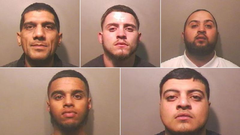 Luton gang of six jailed for gunpoint kidnap - BBC News