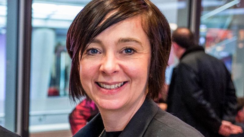 Royal Court sets controls for play set on Pluto - BBC News